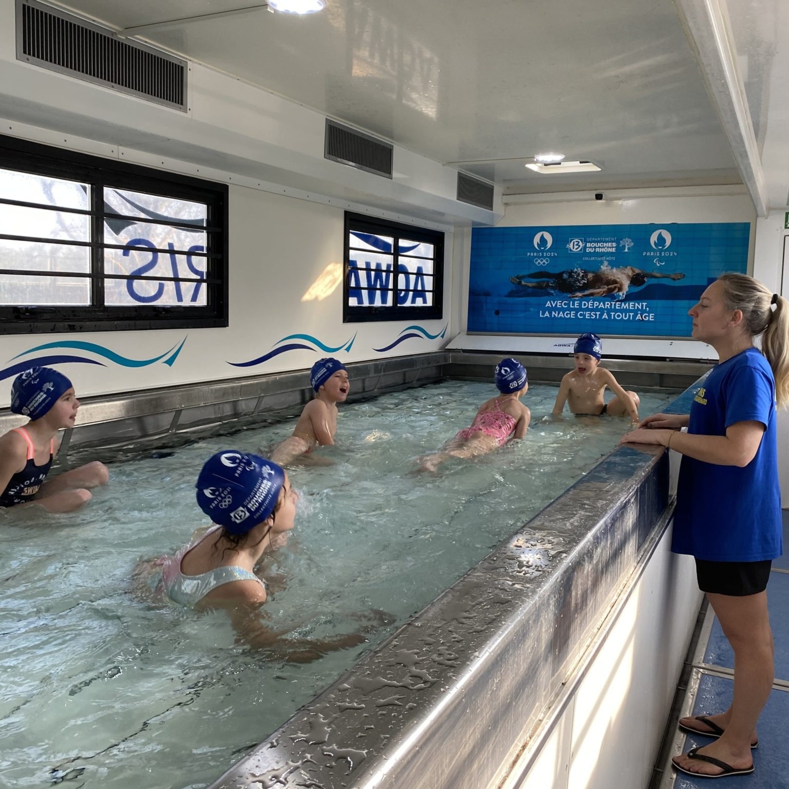 Le camion-piscine, un concept unique en France pour apprendre à nager ...